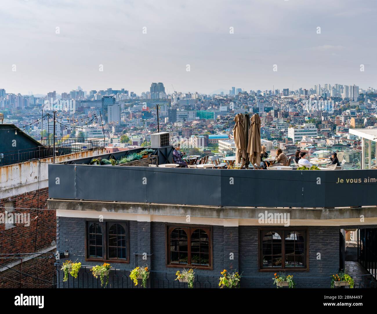Rooftop cafe in Seoul Stock Photo - Alamy