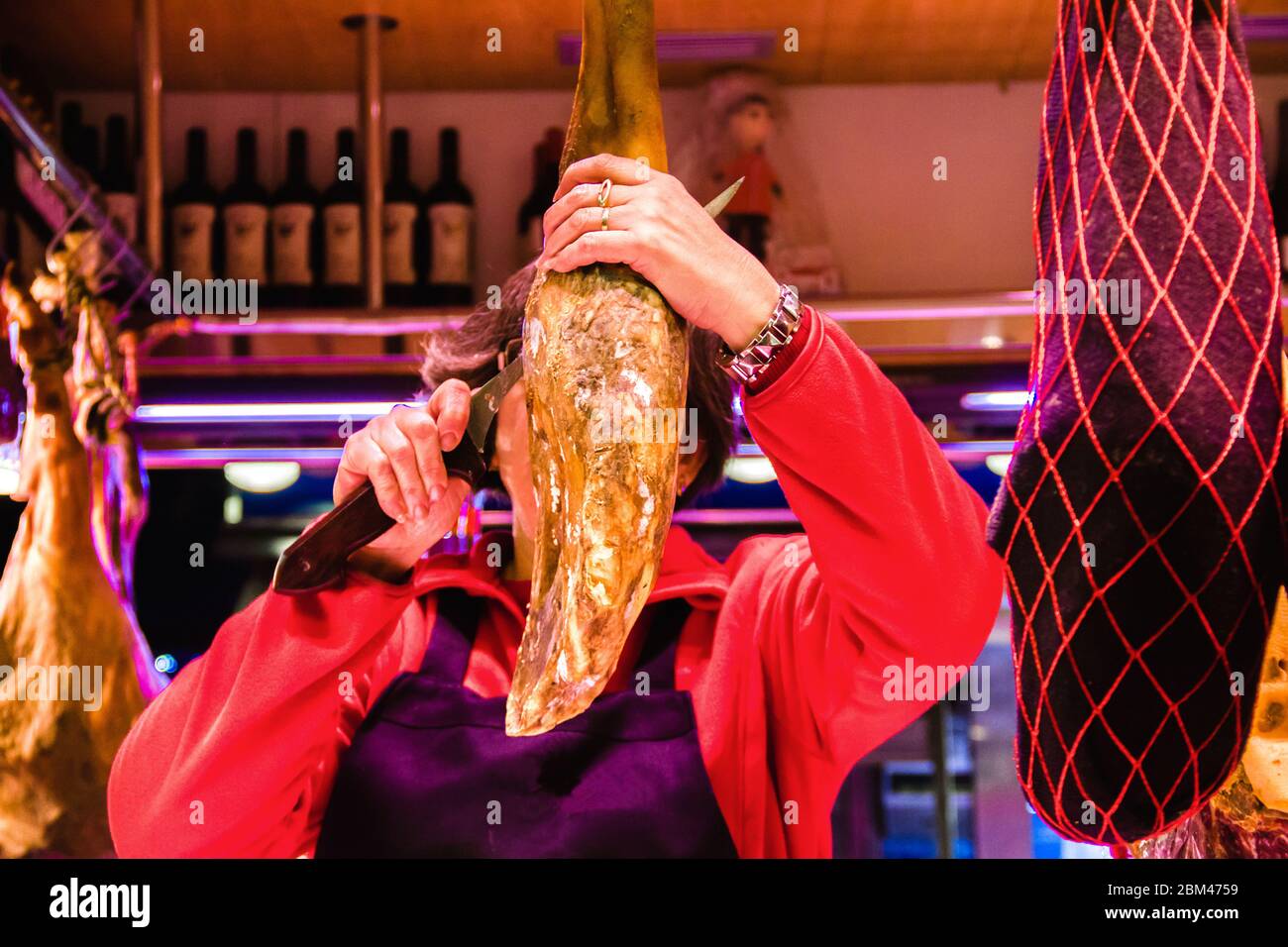 woman slicing serrano ham, Iberian ham cutter Stock Photo - Alamy