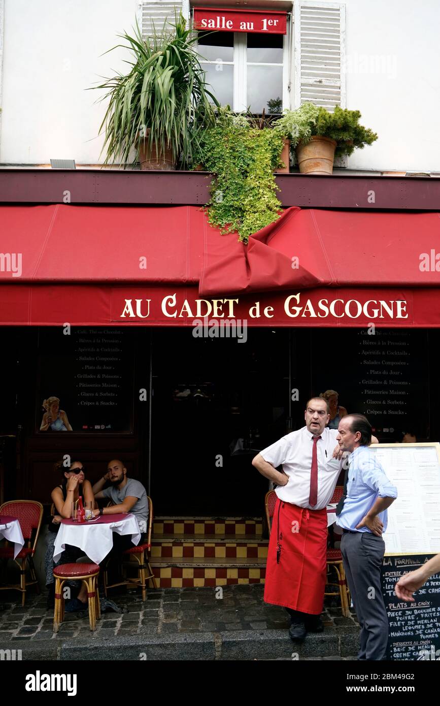 Waitstaff hi-res stock photography and images - Alamy