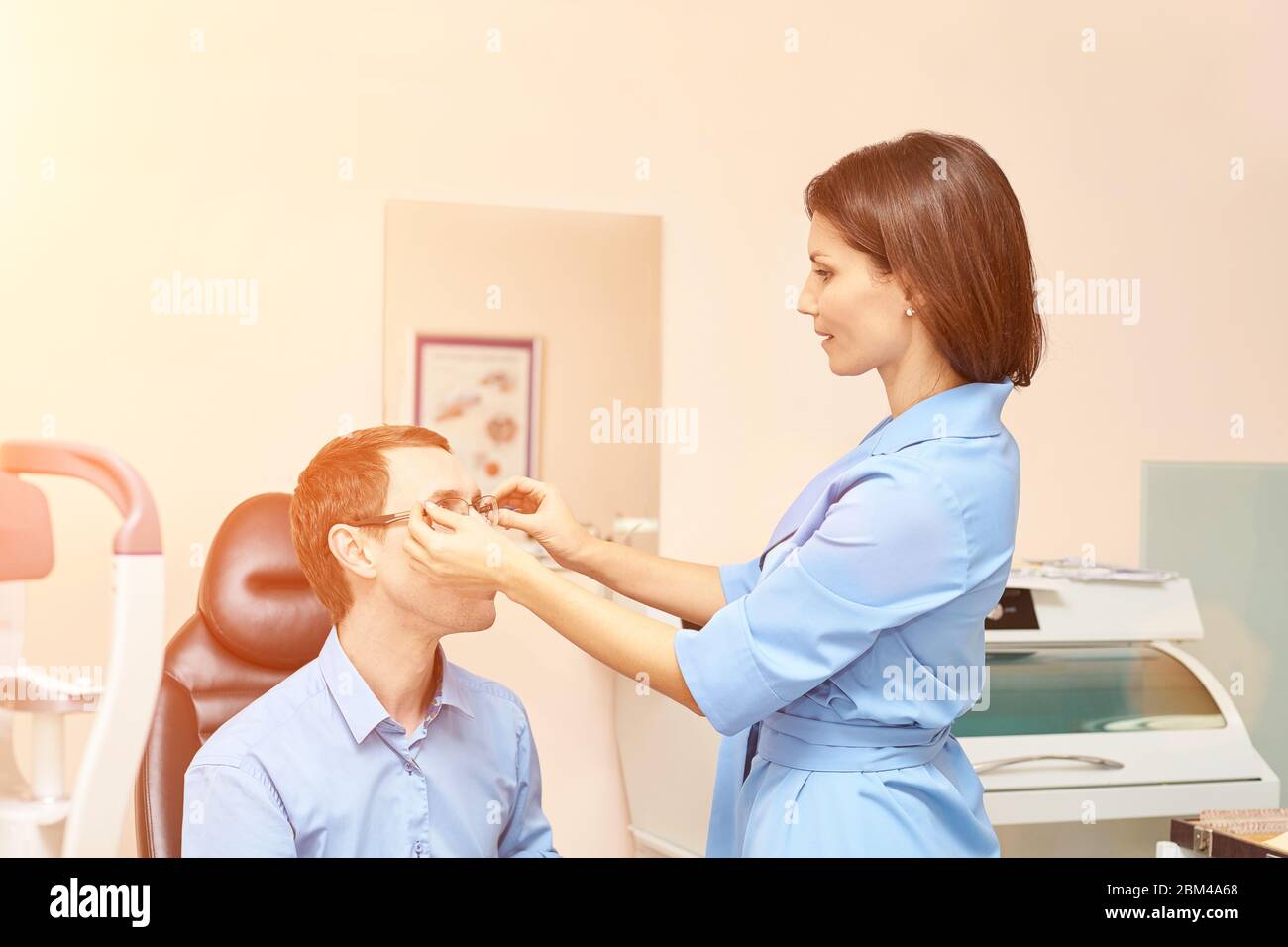 Eye doctor diagnostic. Patient at medical clinic Stock Photo - Alamy