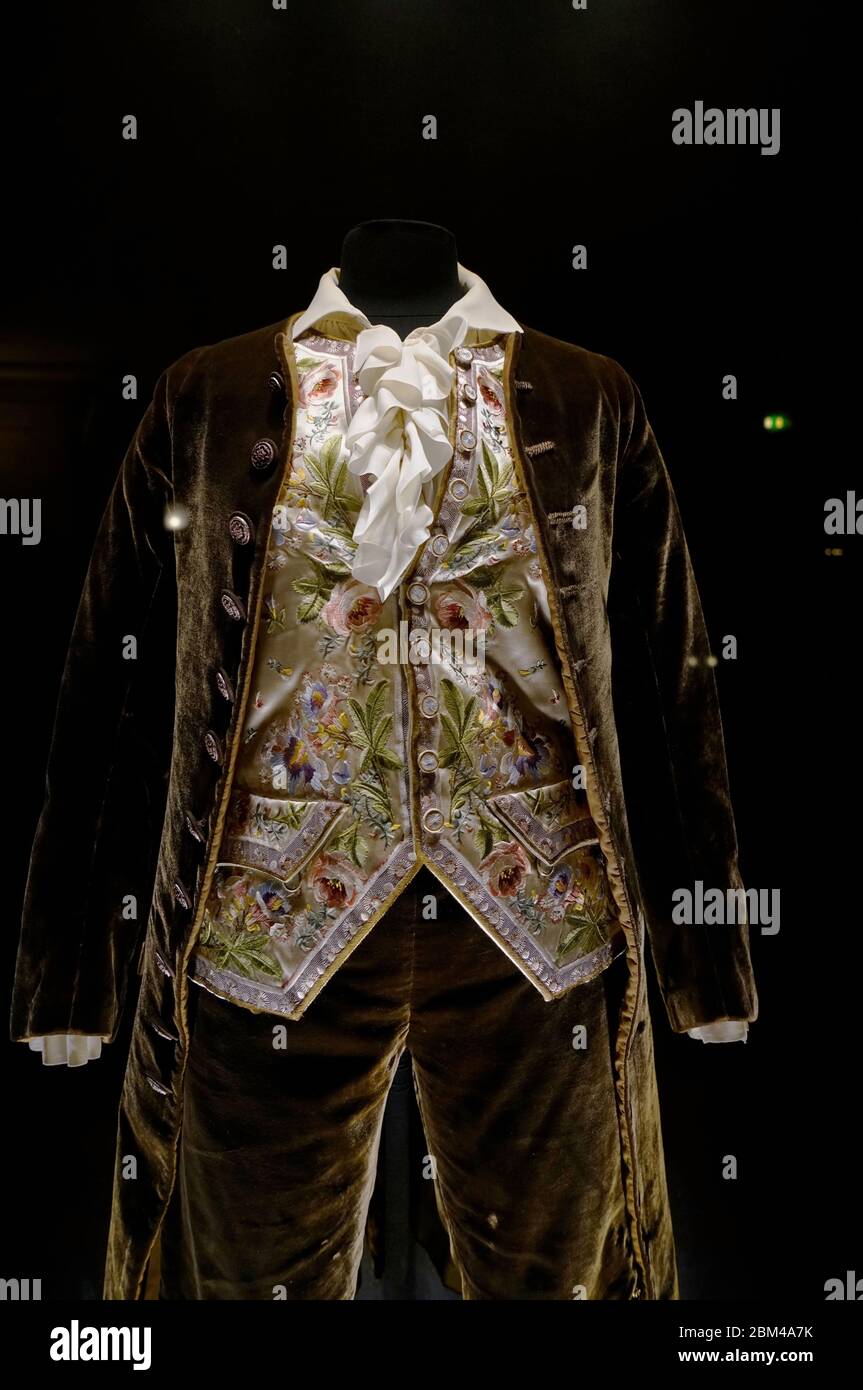 Historical costumes of france hi-res stock photography and images - Alamy