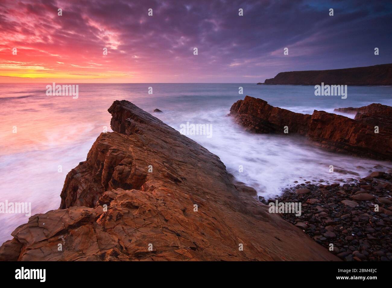 Rock formations on the beach in Widemouth Bay, Cornwall, UK Stock Photo ...