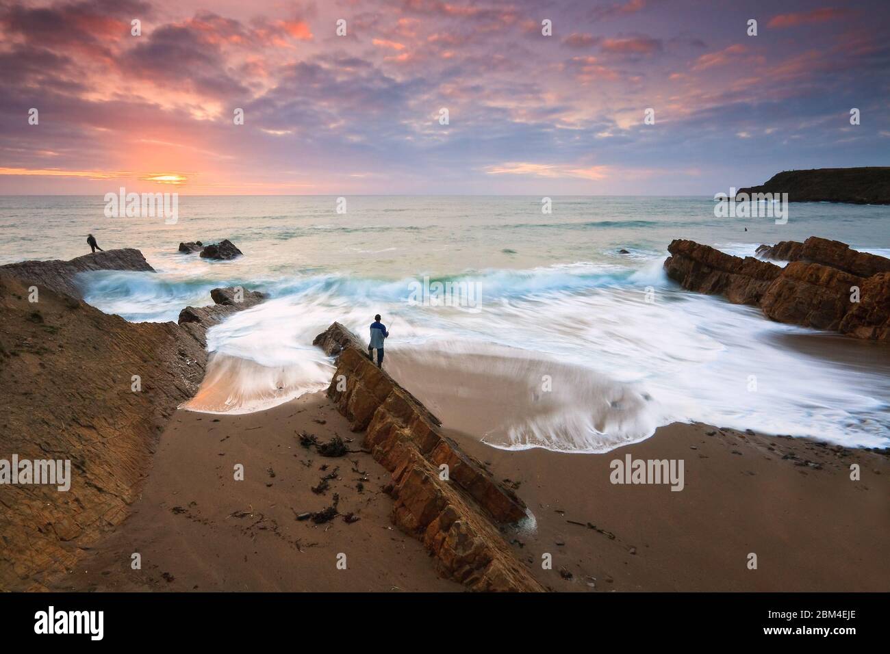 Rock formations on the beach in Widemouth Bay, Cornwall, UK Stock Photo ...