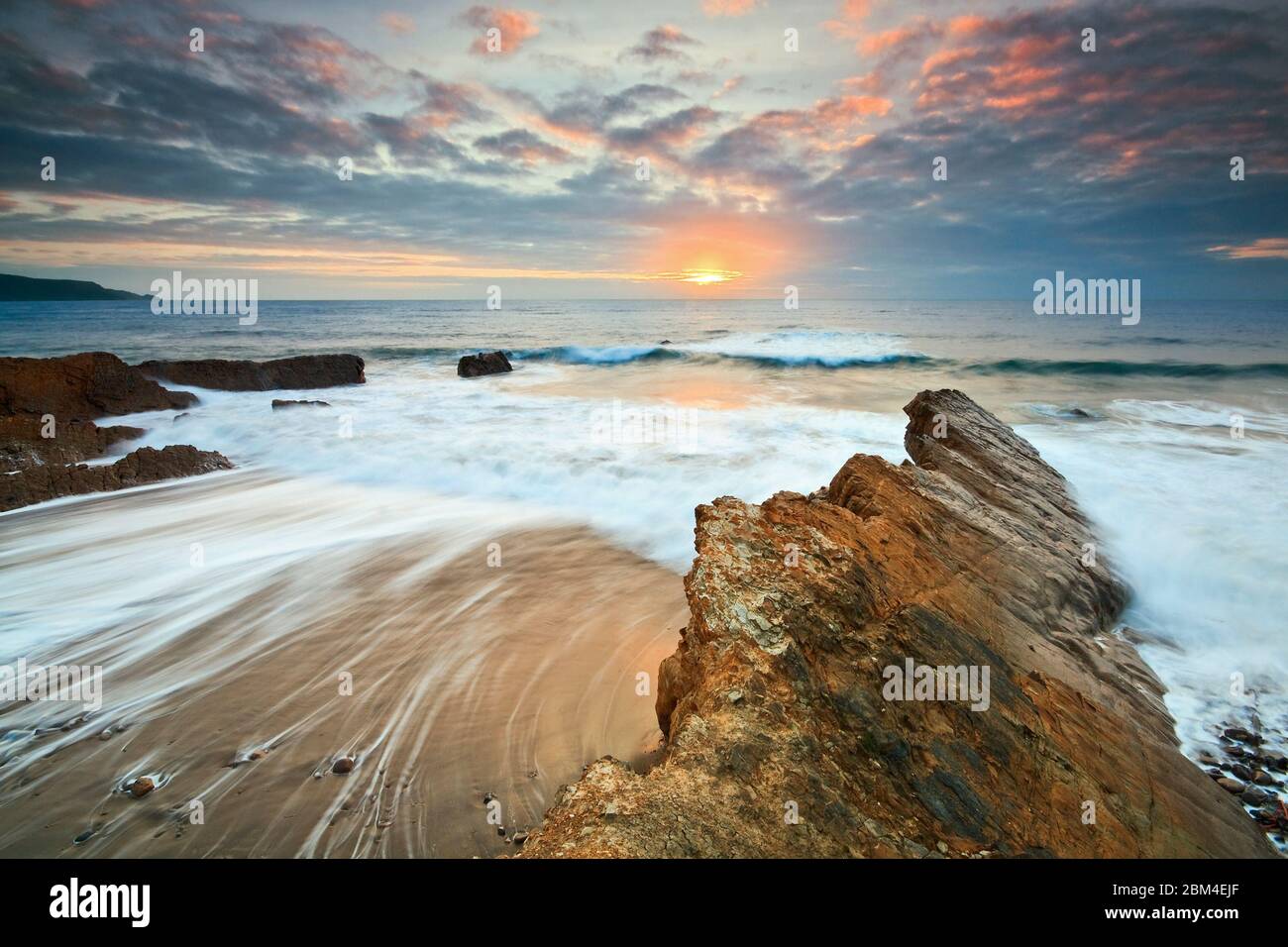 Rock formations on the beach in Widemouth Bay, Cornwall, UK Stock Photo ...