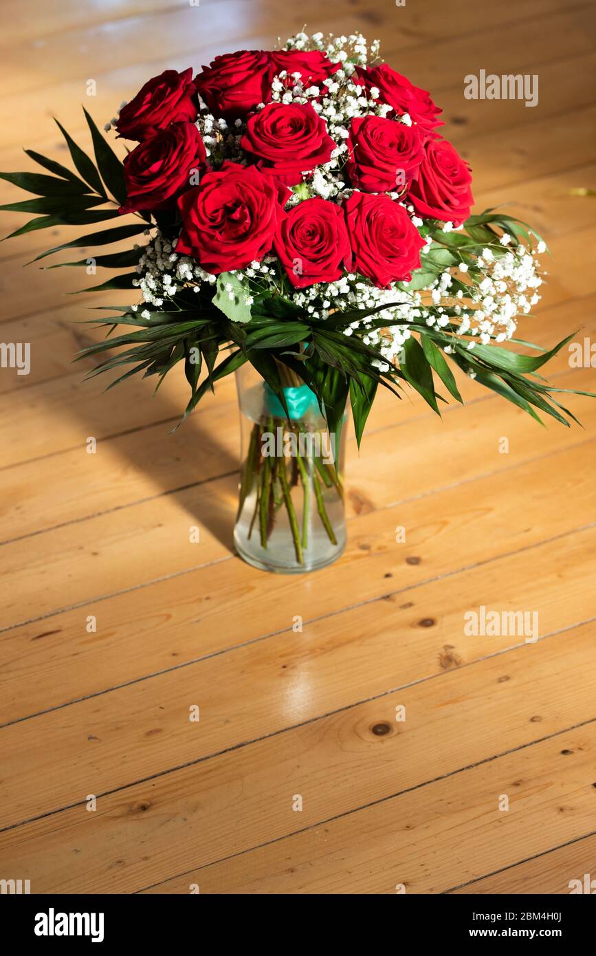bouquet of red roses symbol of love Stock Photo - Alamy