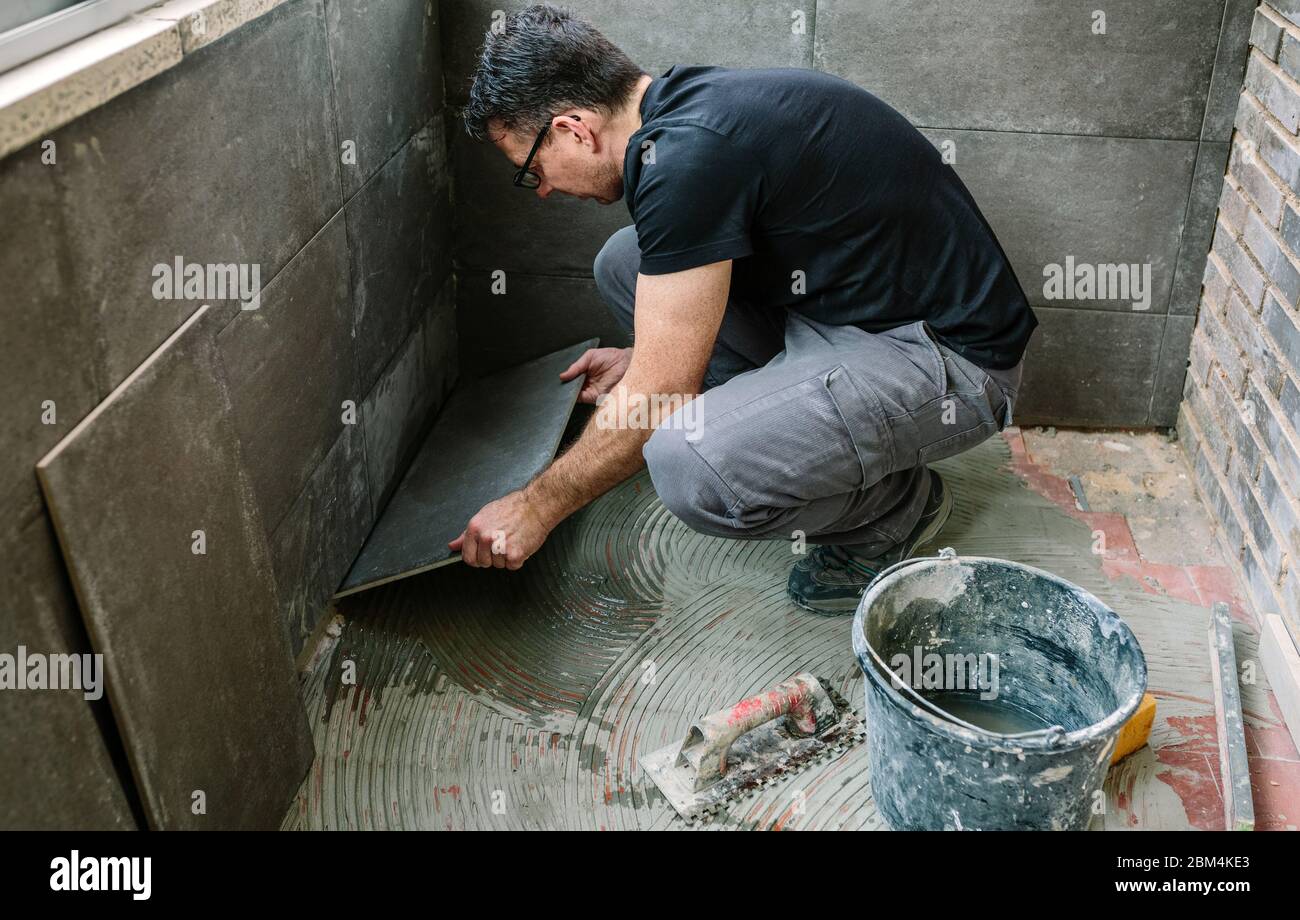 Laying tiles hi-res stock photography and images - Alamy