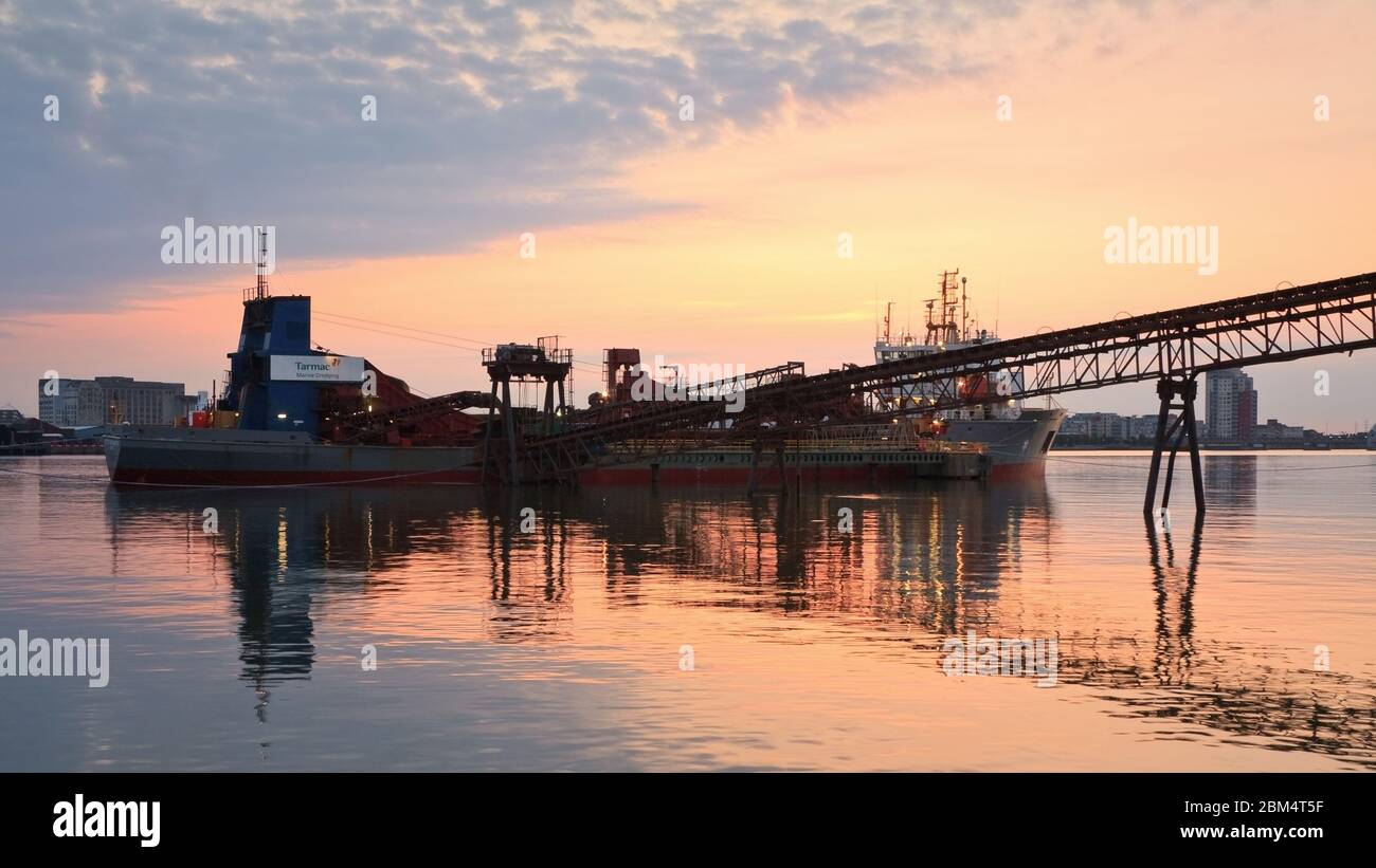 Dredging ship unloading in hi-res stock photography and images - Alamy