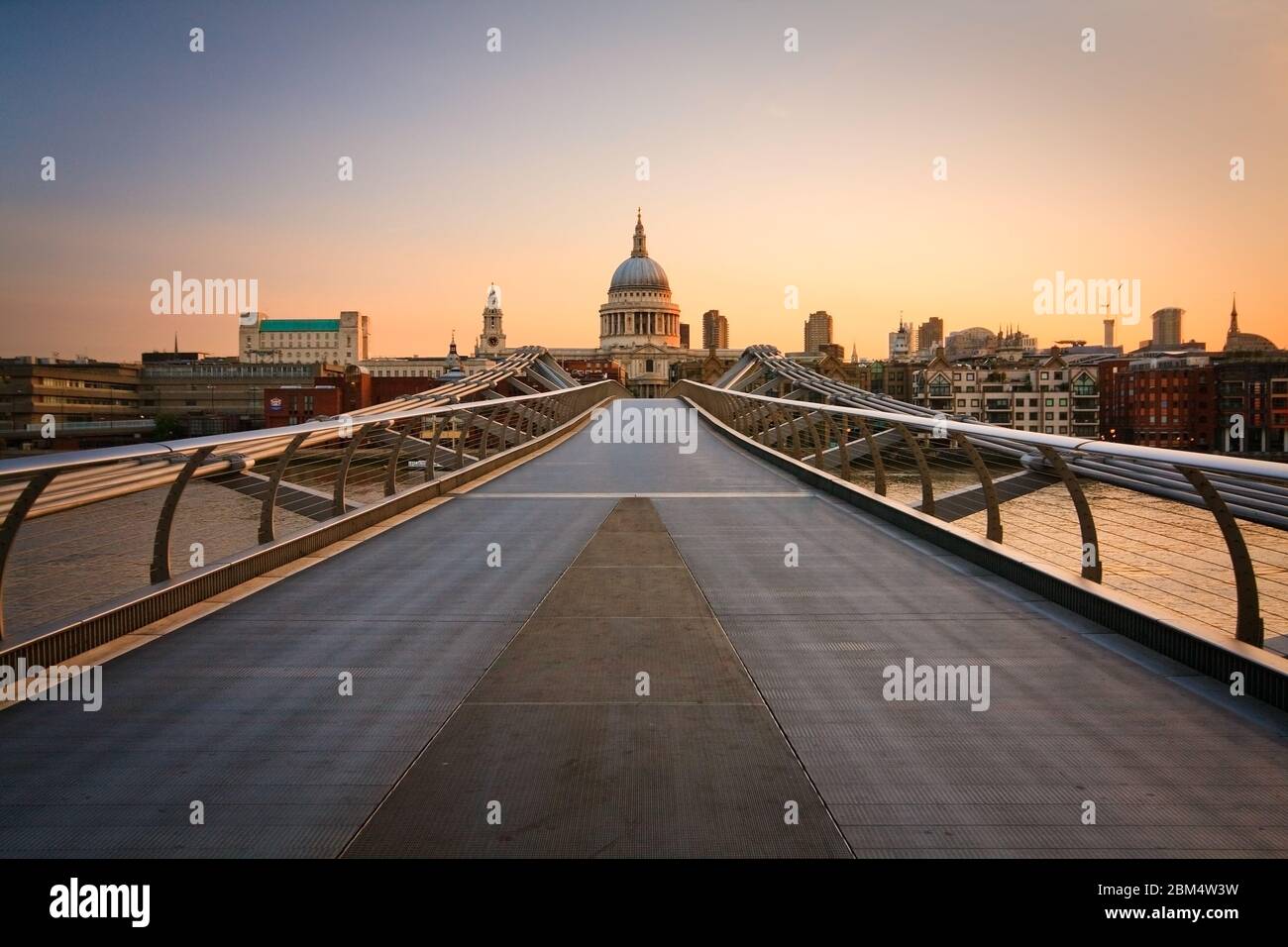Londons millennium footbridge hi-res stock photography and images - Alamy