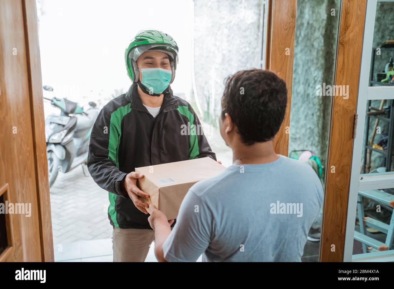 Delivery courier wear face hi-res stock photography and images - Alamy