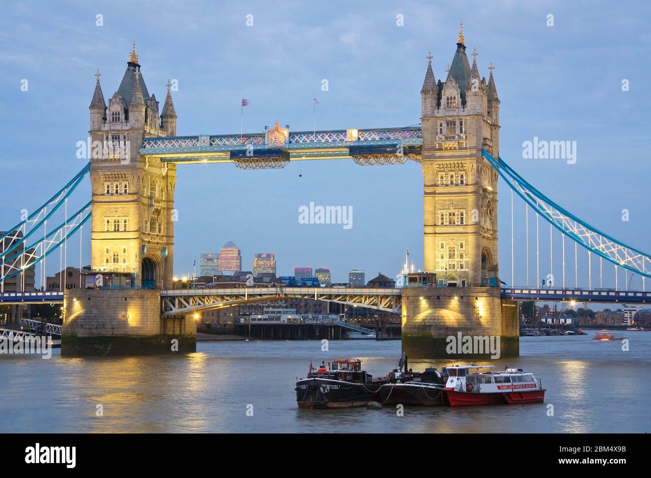 Bridge canary wharf hi-res stock photography and images - Alamy