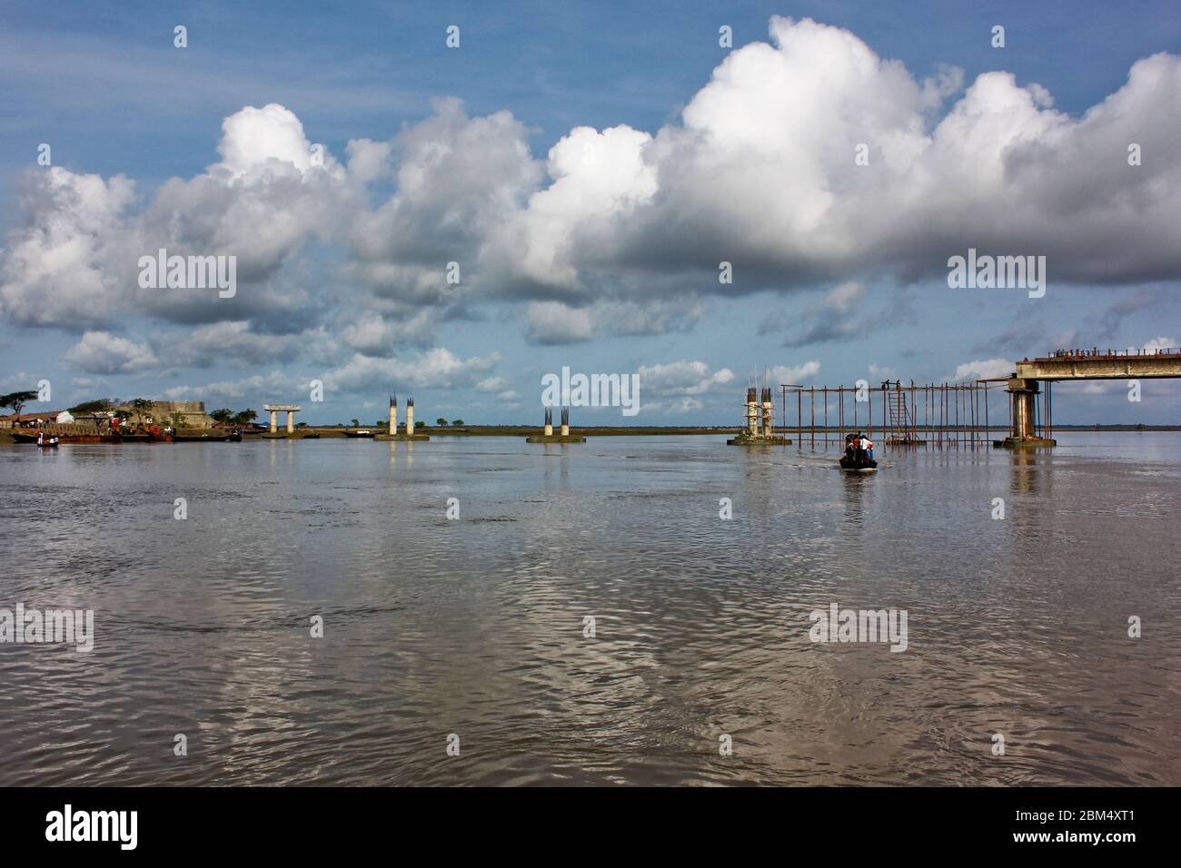 Fish under bridge hi-res stock photography and images - Alamy