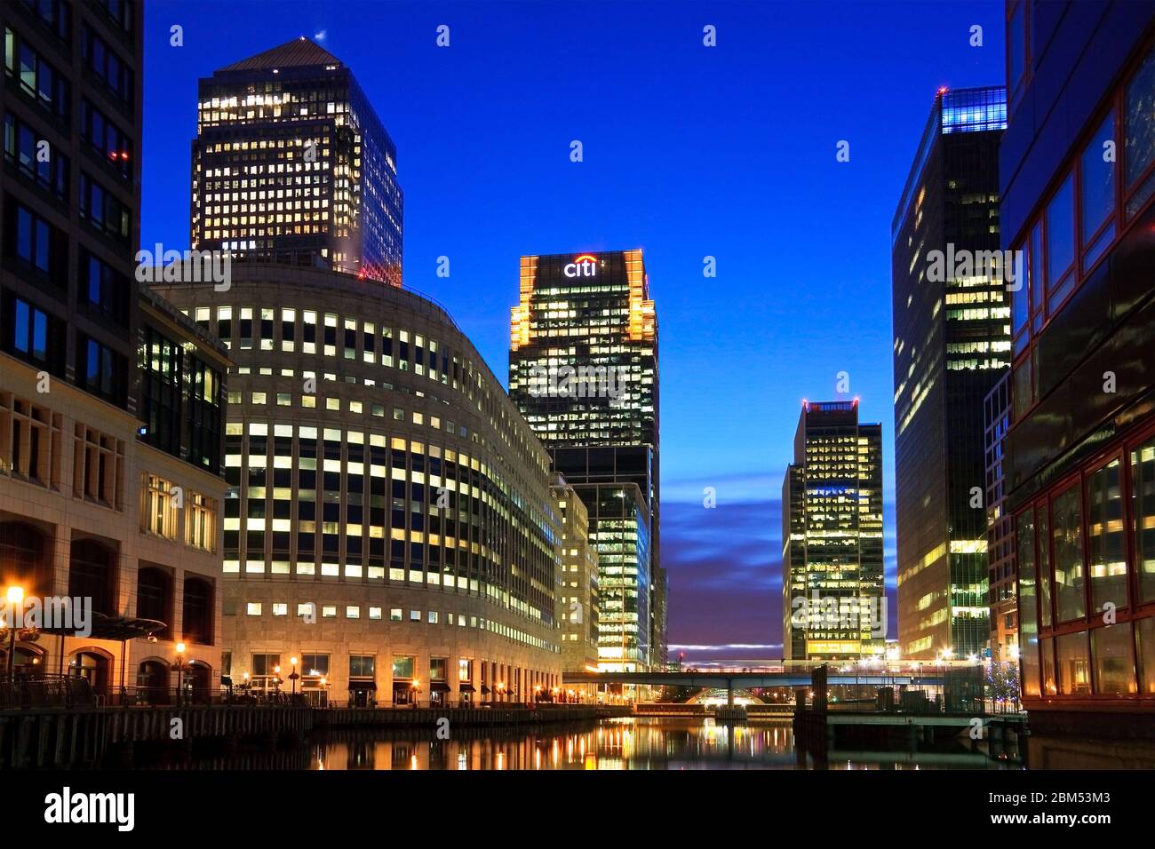Canary wharf middle dock docklands hi-res stock photography and images ...