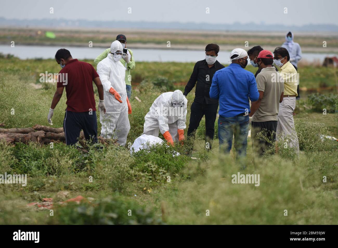 Corona dead body carrying hi-res stock photography and images - Alamy