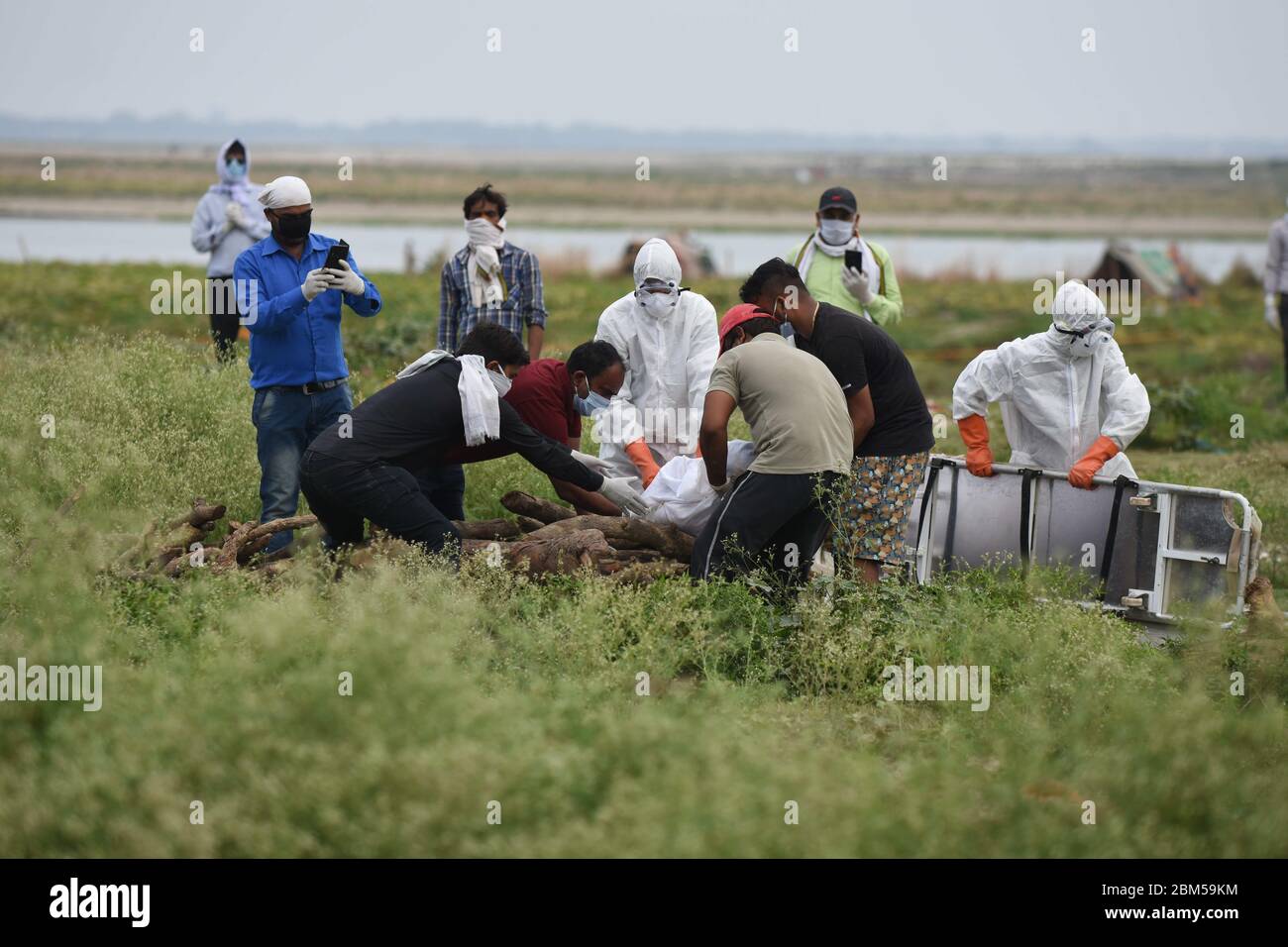 Corona dead body carrying hi-res stock photography and images - Alamy