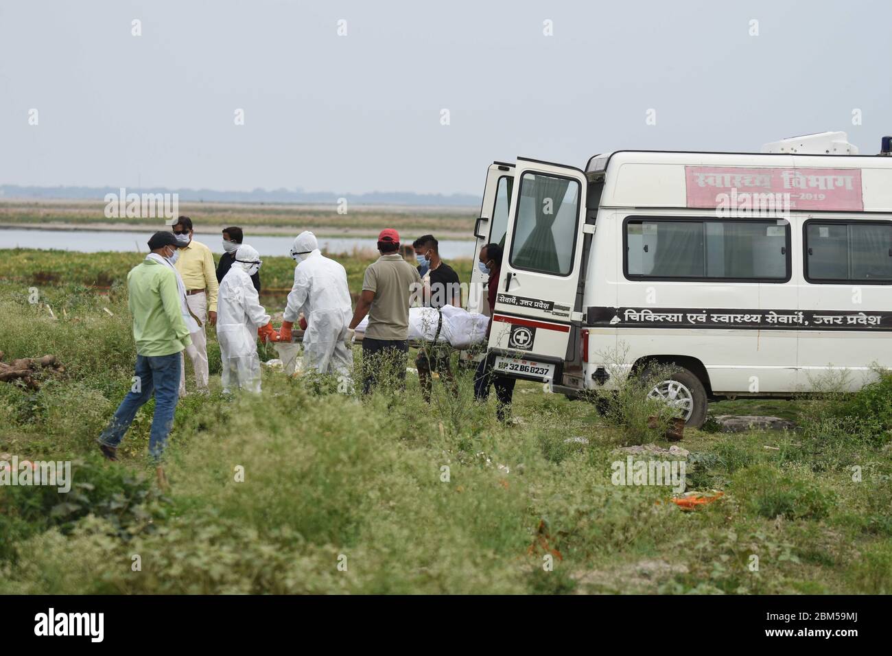 Corona dead body carrying hi-res stock photography and images - Alamy