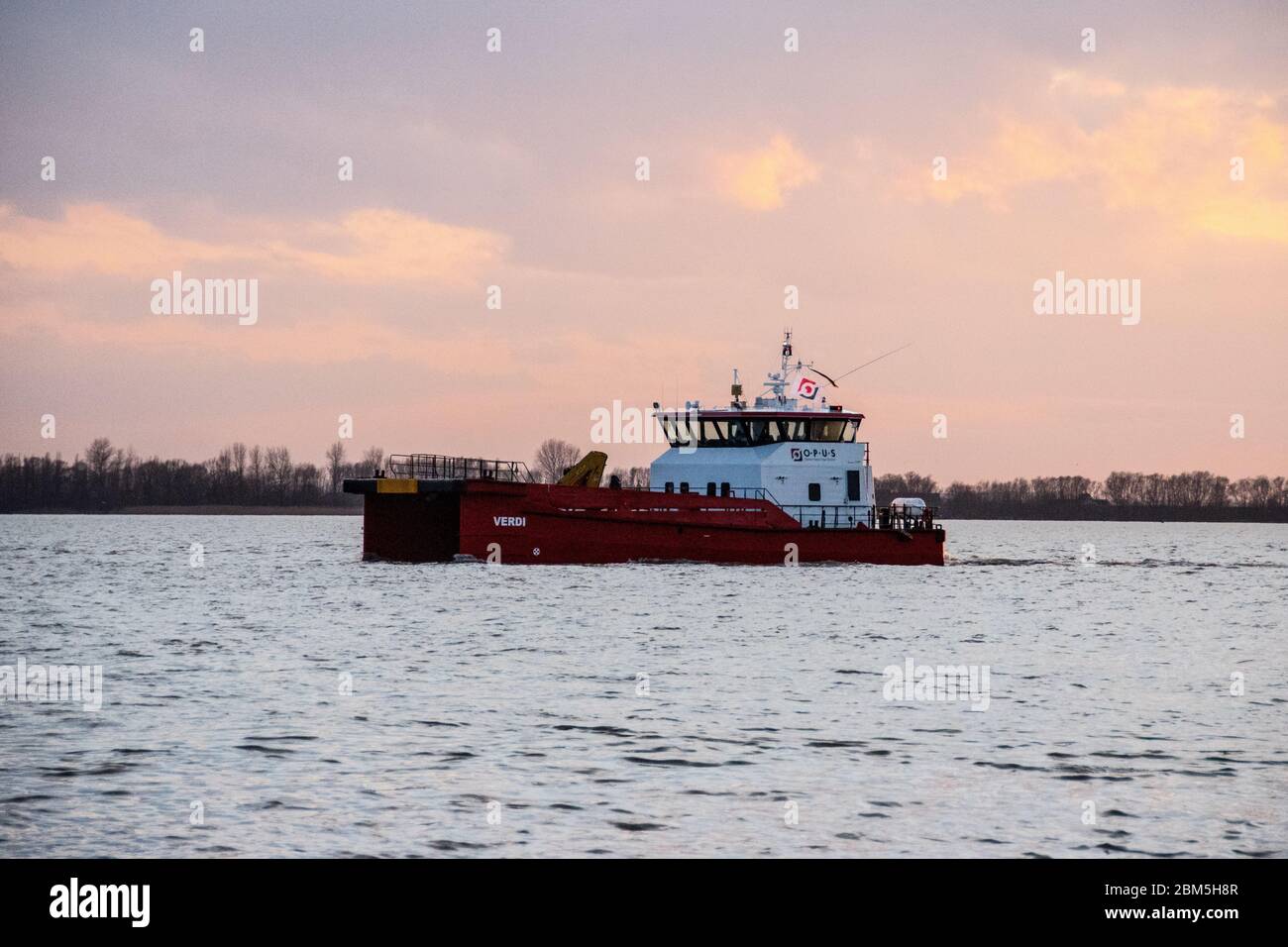 Crew transfer boat hi-res stock photography and images - Alamy