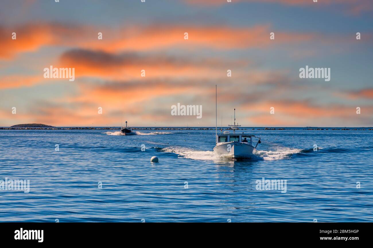 Speeding boats hi-res stock photography and images - Alamy