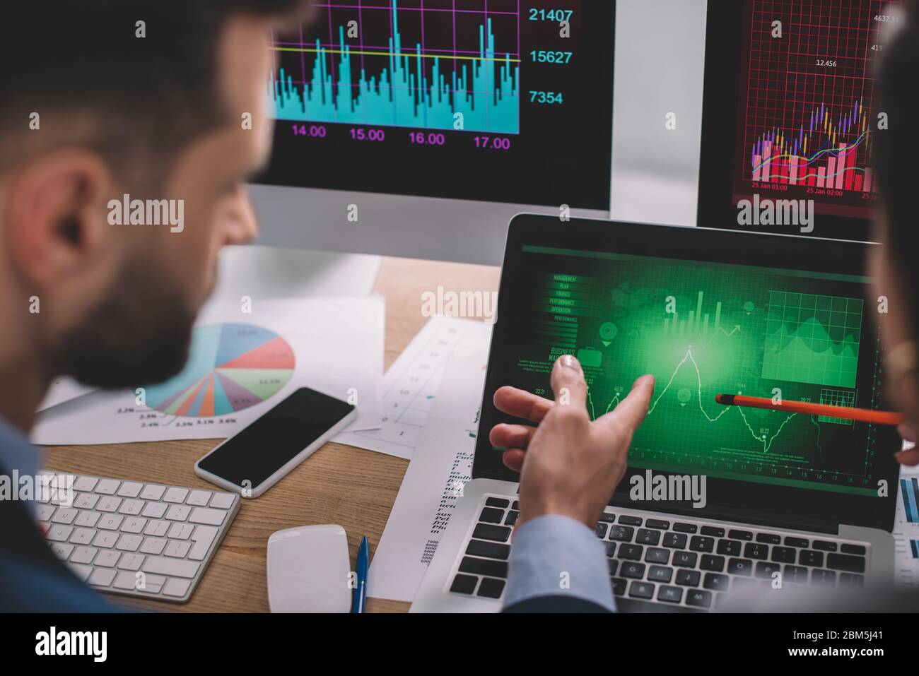 Selective focus of data analysts identifying problems while working ...