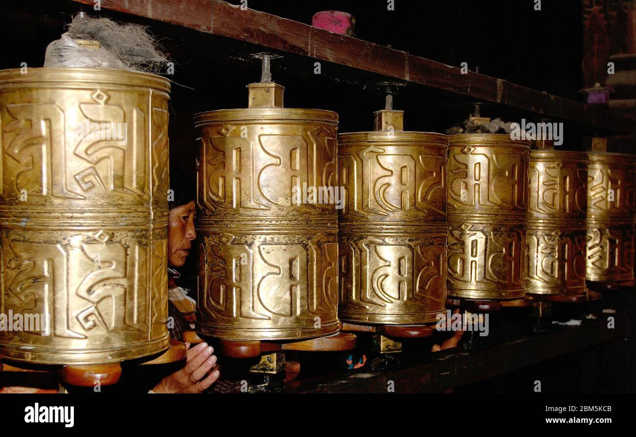 Tibetan Buddhist prayer wheel Stock Photo - Alamy