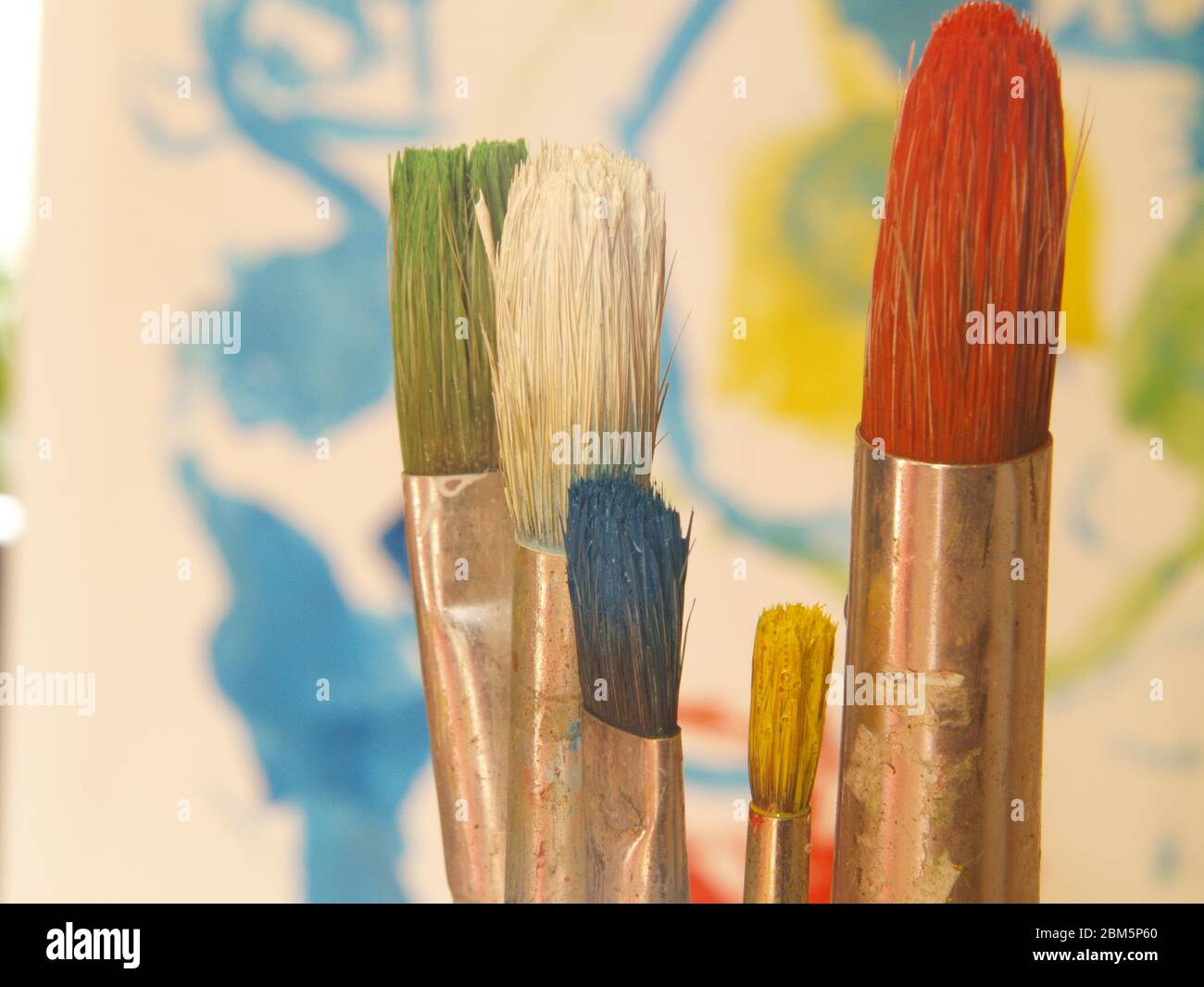 5 Pinsel ind verschiedenen Farben Stock Photo - Alamy