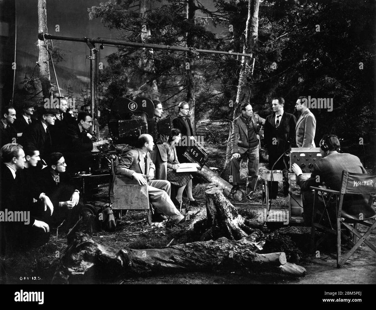Director MICHAEL POWELL with film crew filming LESLIE HOWARD ERIC ...