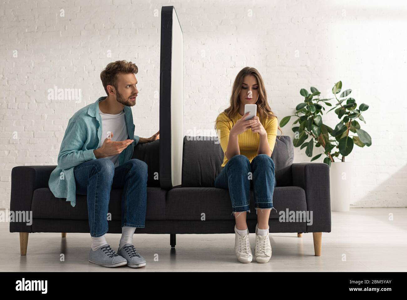 Man woman sofa confused hi-res stock photography and images - Alamy