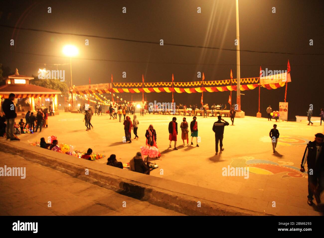 Varanasi ancient India, Hindu pilgrims and devotees city architecture ...