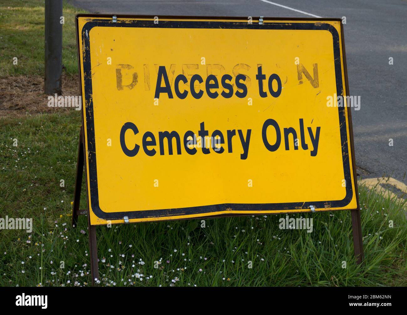 Cemetery road sign hi-res stock photography and images - Alamy