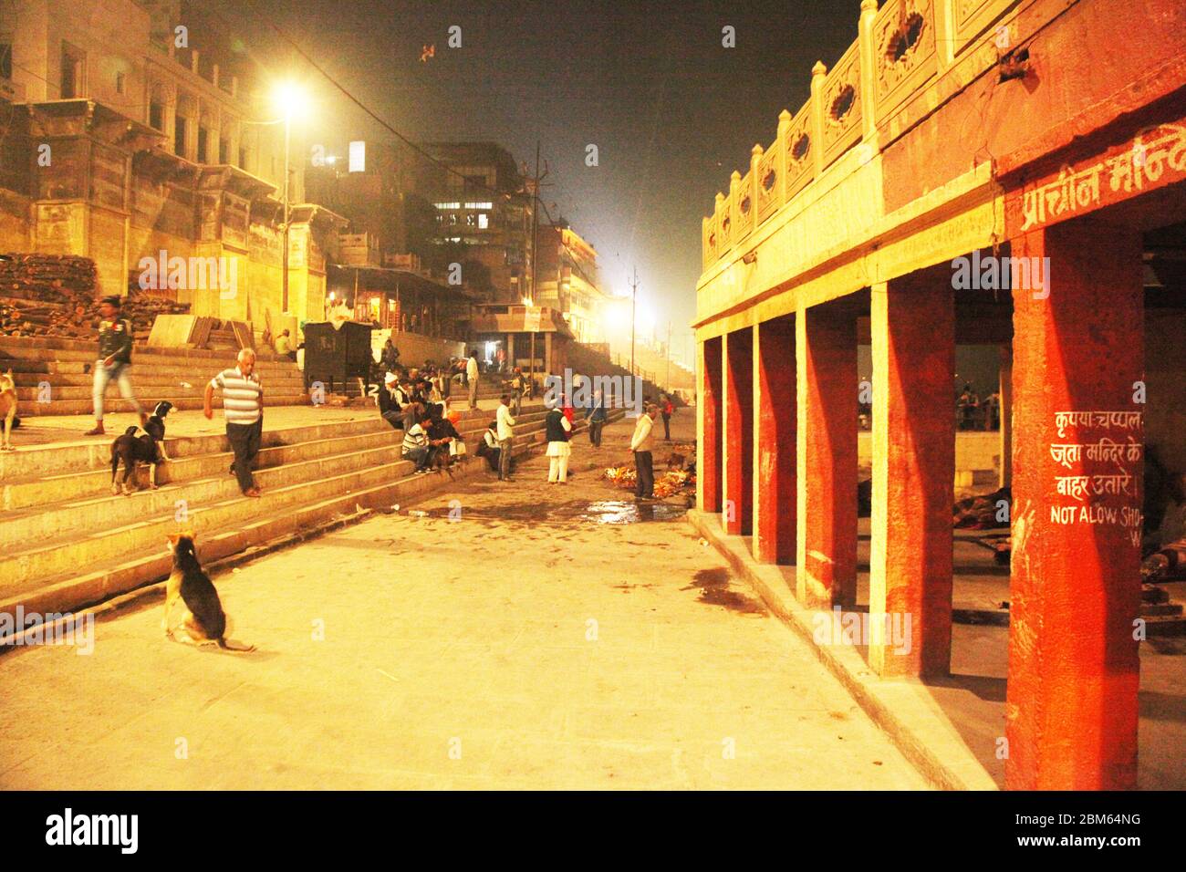 Varanasi ancient India, Hindu pilgrims and devotees city architecture ...