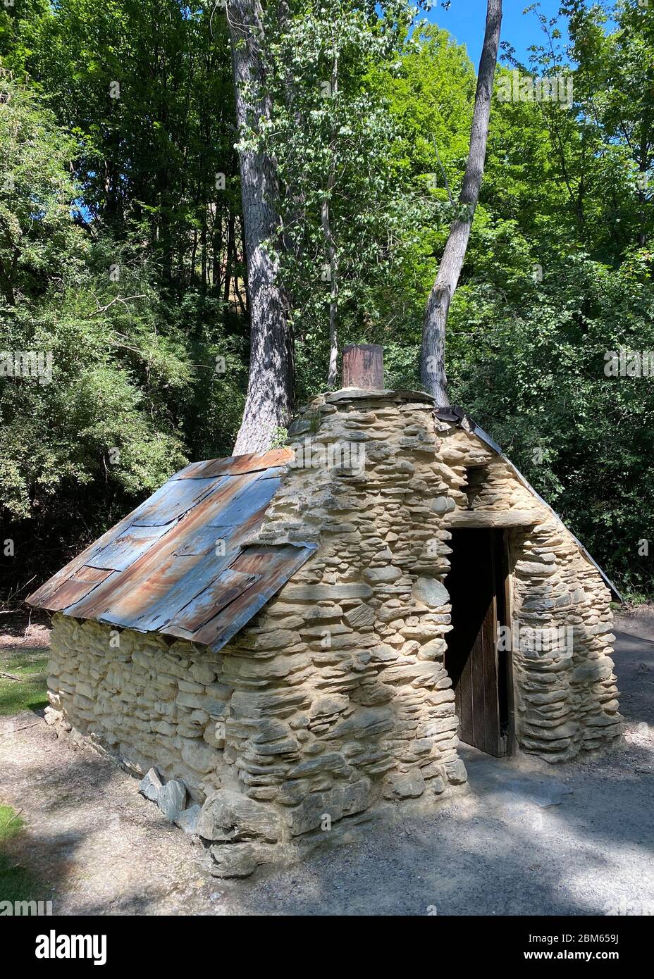 Ancient hut in the Historic Arrowtown Chinese Settlement in Arrowtown ...
