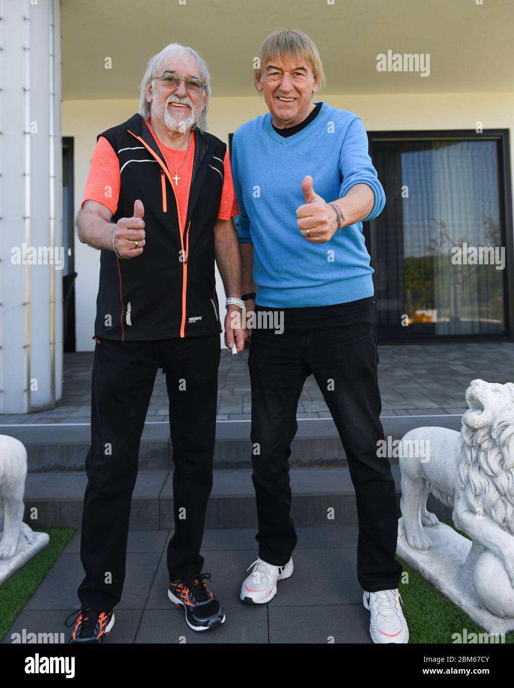 Hungen, Germany. 07th May, 2020. The brothers Bernd (r) and Karl-Heinz ...