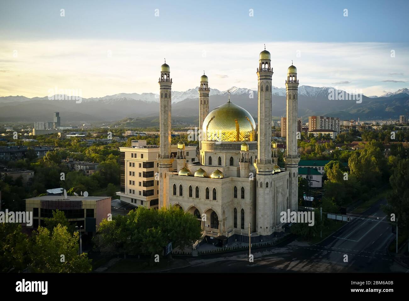 Mosque gold dome hi-res stock photography and images - Alamy