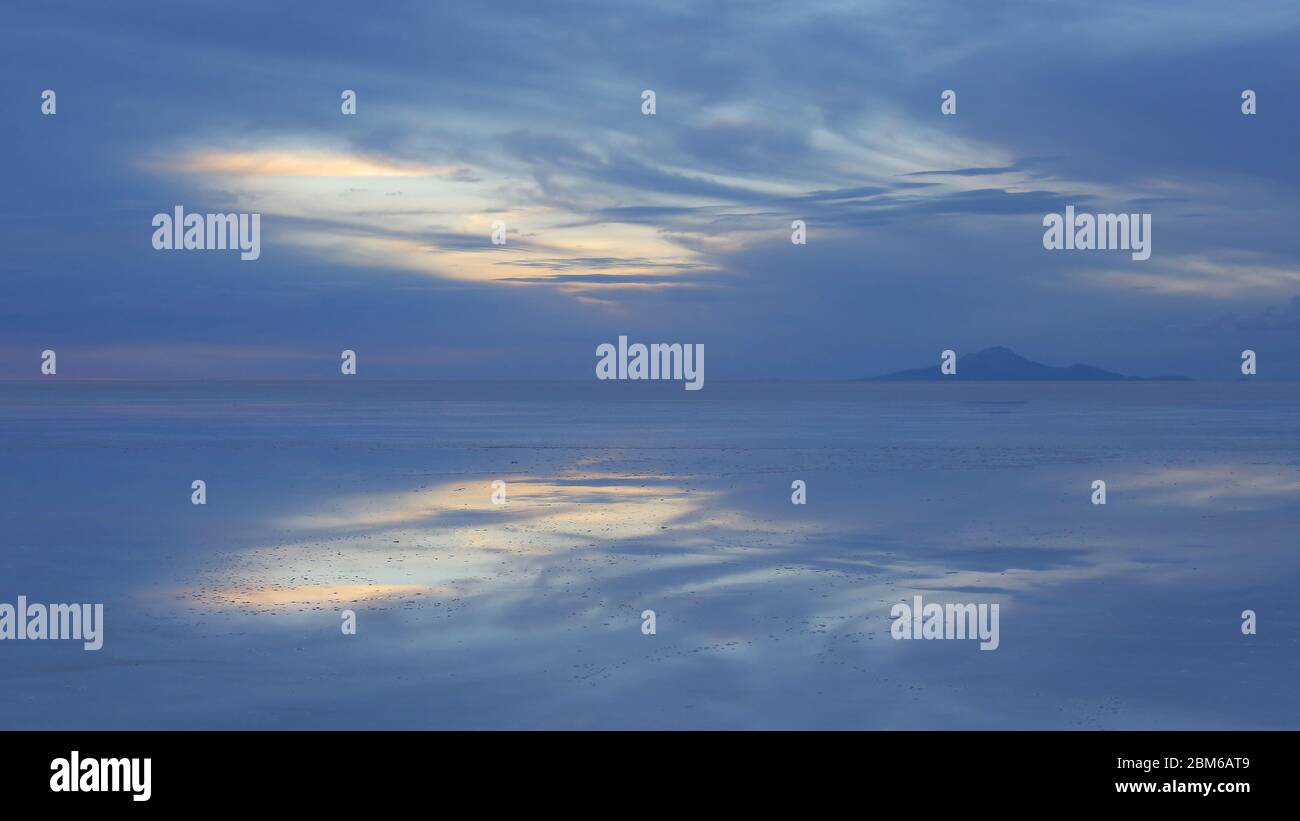 Uyuni salt flats reflection hi-res stock photography and images - Alamy