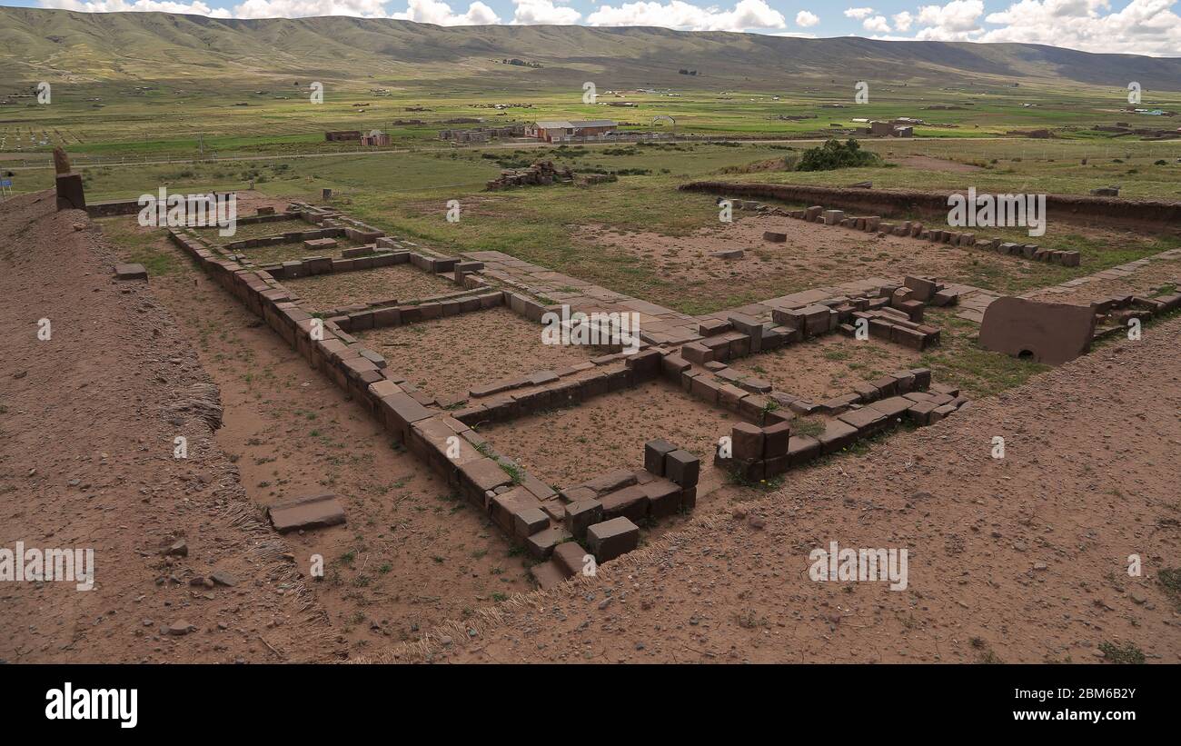 Akapana pyramid in Tiahuanaco o Tiwanaku Stock Photo - Alamy
