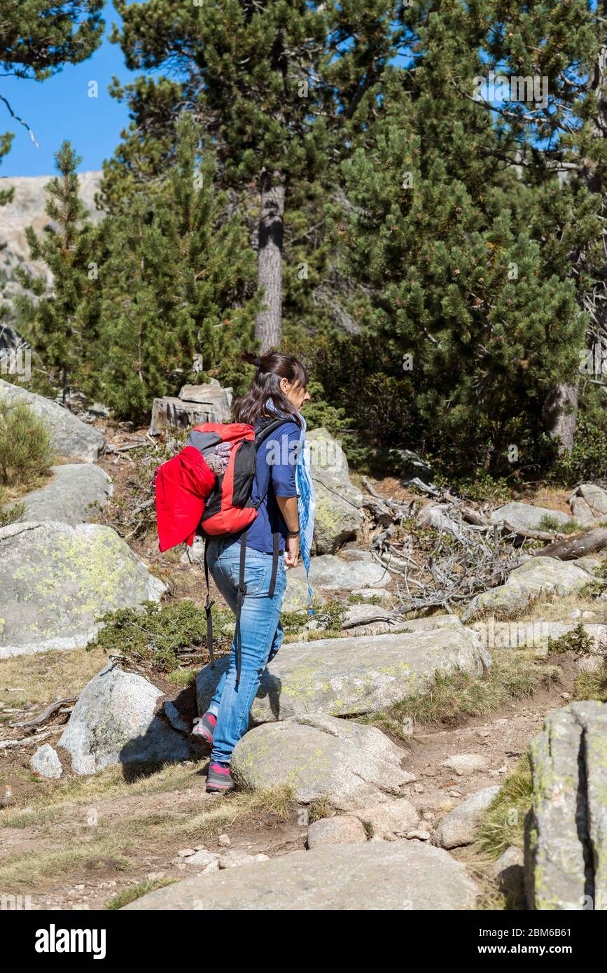 Back view of a backpacker woman hiking Stock Photo - Alamy