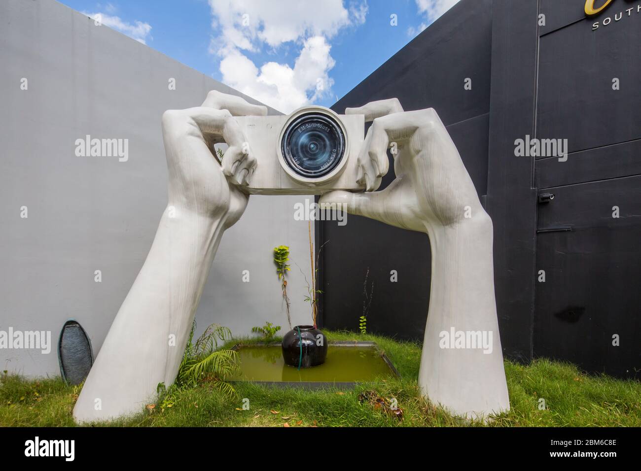 A structure of 2 hands holding a camera properly Stock Photo - Alamy