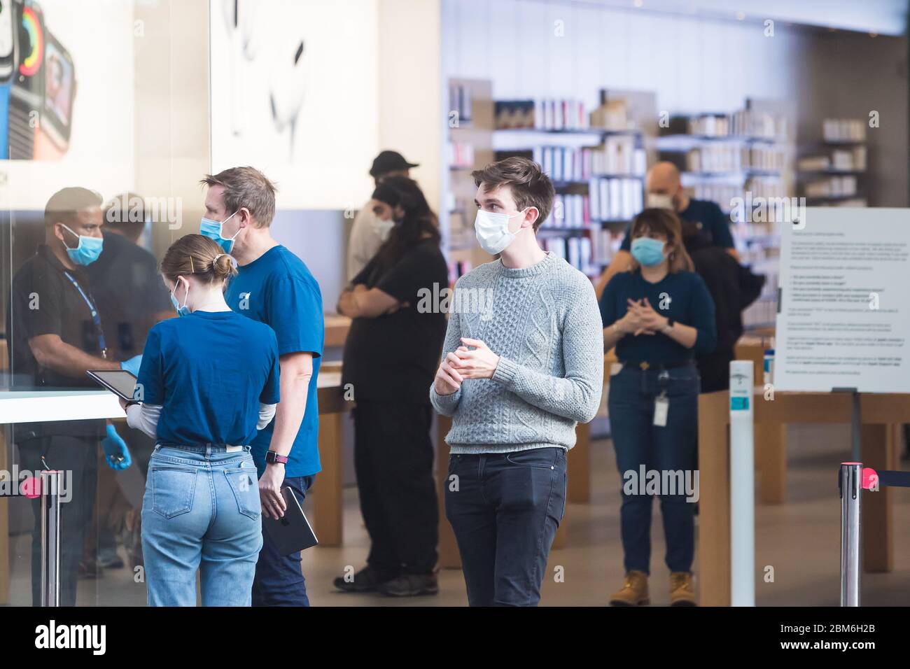 Interiors photos of apple store hi-res stock photography and images - Alamy