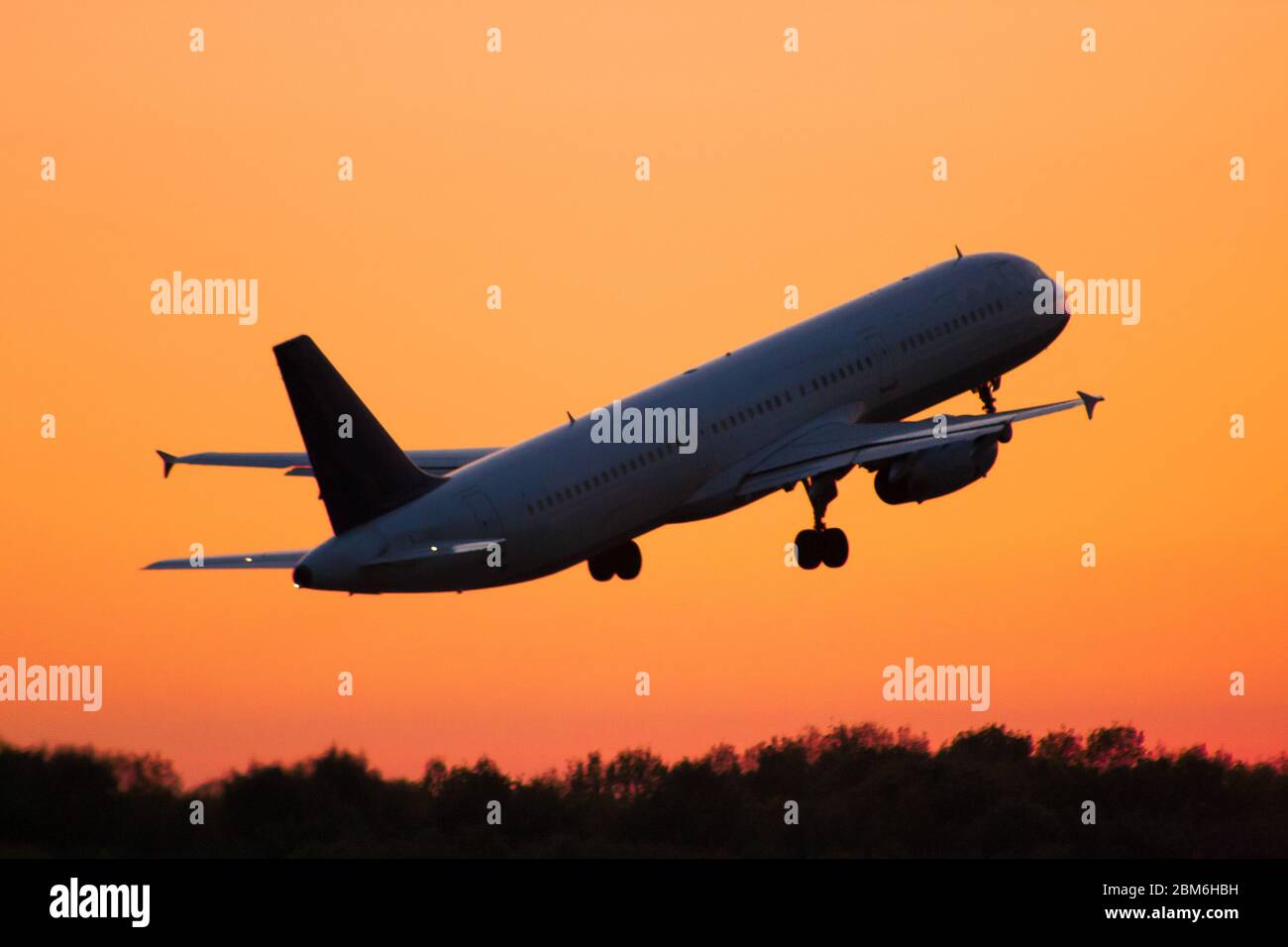 Airplane flying dusk hi-res stock photography and images - Alamy