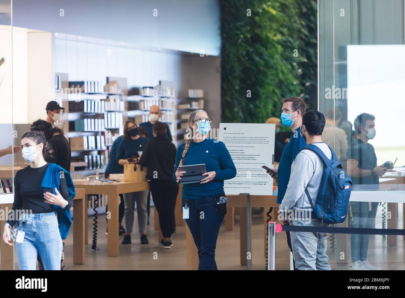 Interiors photos of apple store hi-res stock photography and images - Alamy