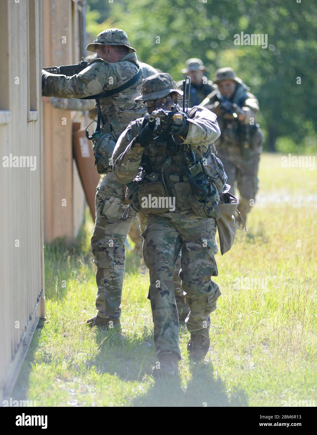 Soldiers assigned to the U.S. Army John F. Kennedy Special Warfare ...