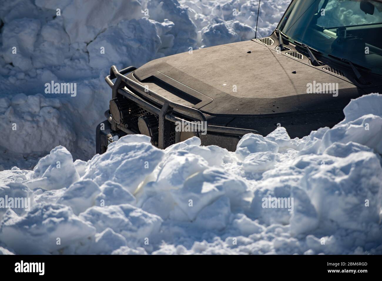 Offroad car driving fun on a snowy road. Offroad car on snow winter ...