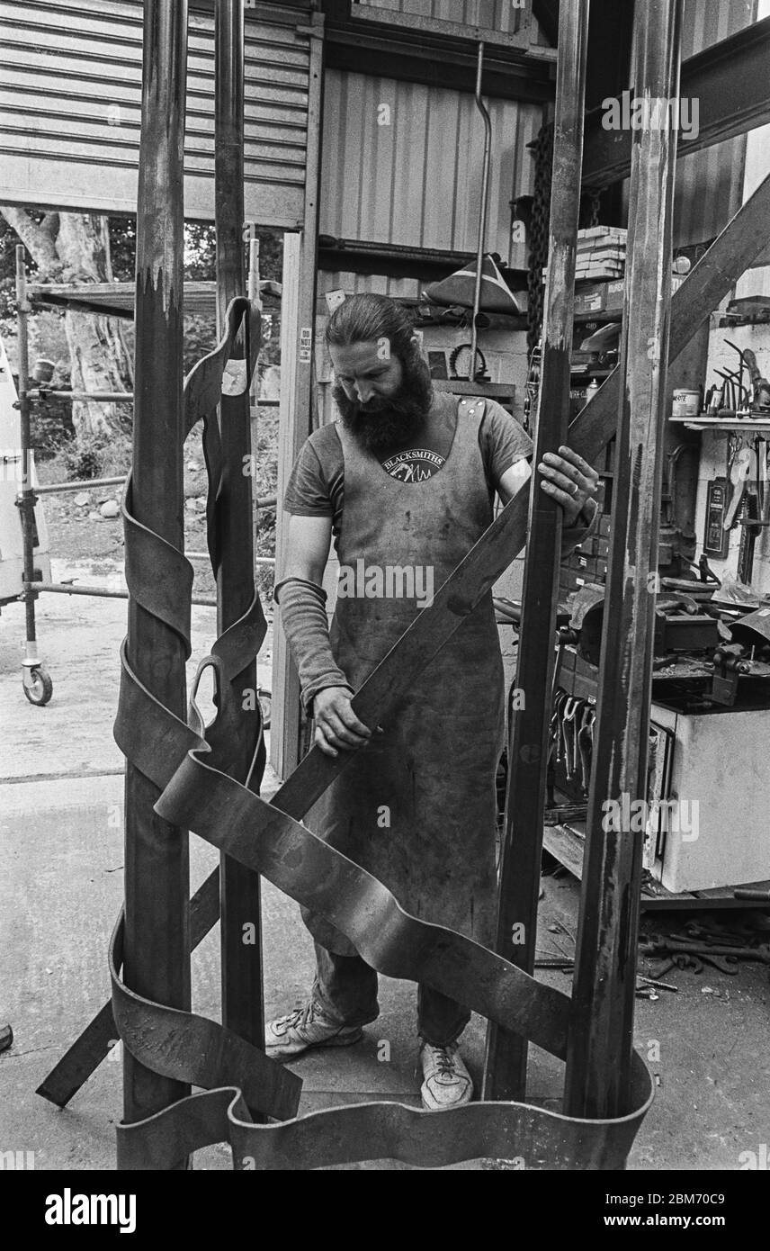 14/60/24 Altab Ali arch nears completion at Petersen studio 1989 Stock ...