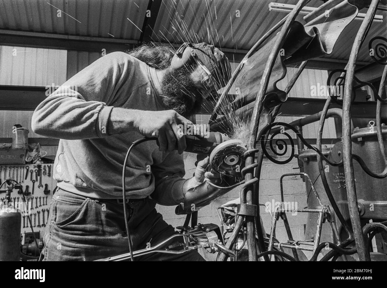 14/61/34 Altab Ali arch nears completion at Petersen studio 1989 Stock ...