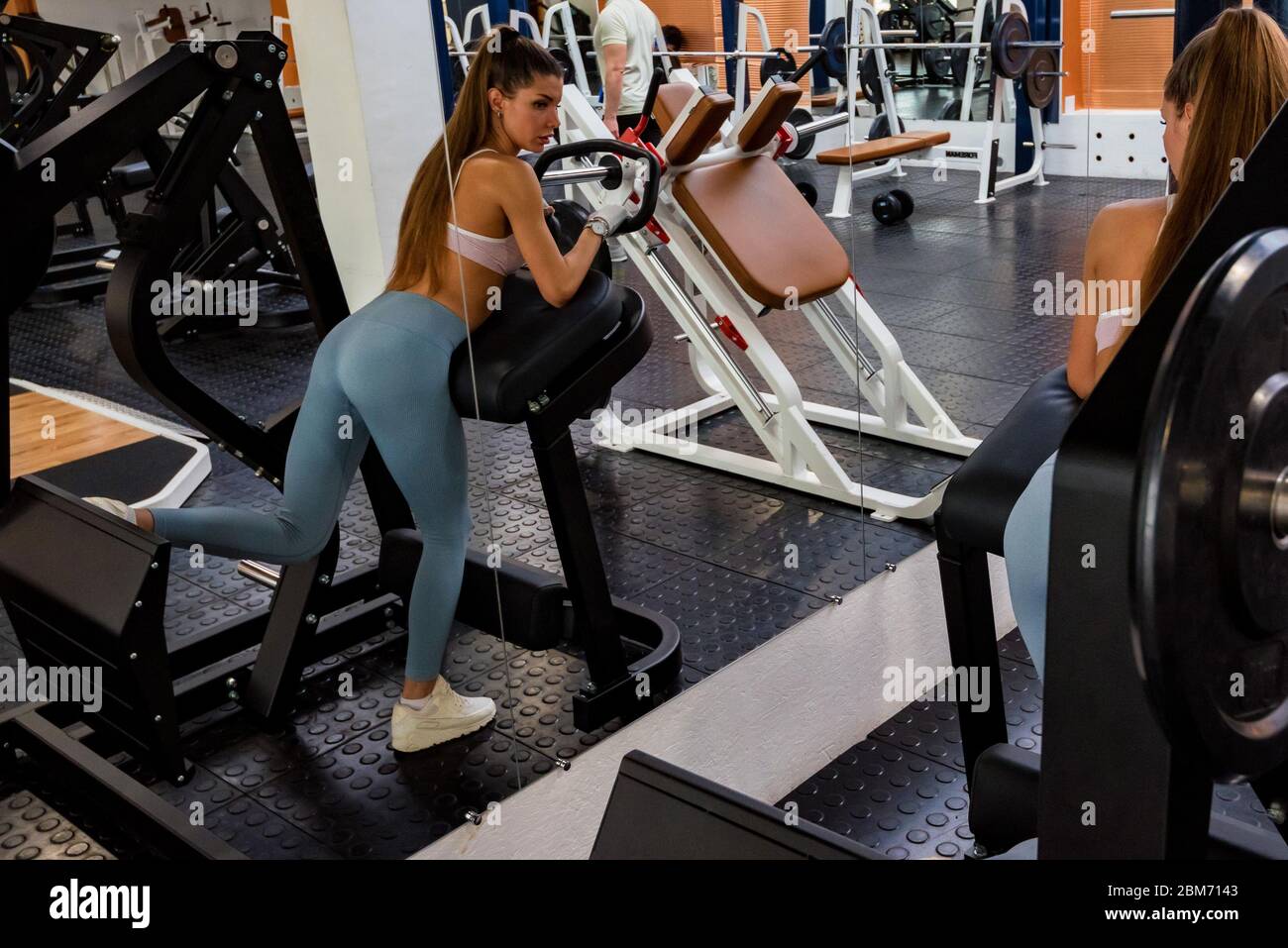 Lunge back step exercise hi-res stock photography and images - Alamy