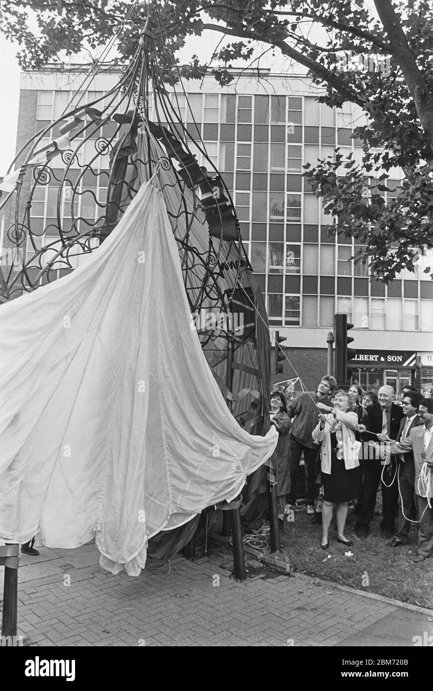 14/45/19 Altab Ali Arch unveiling 1989 Stock Photo - Alamy