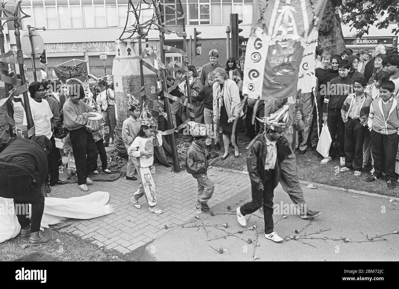 14/45/27 Altab Ali Arch unveiling 1989 Stock Photo - Alamy