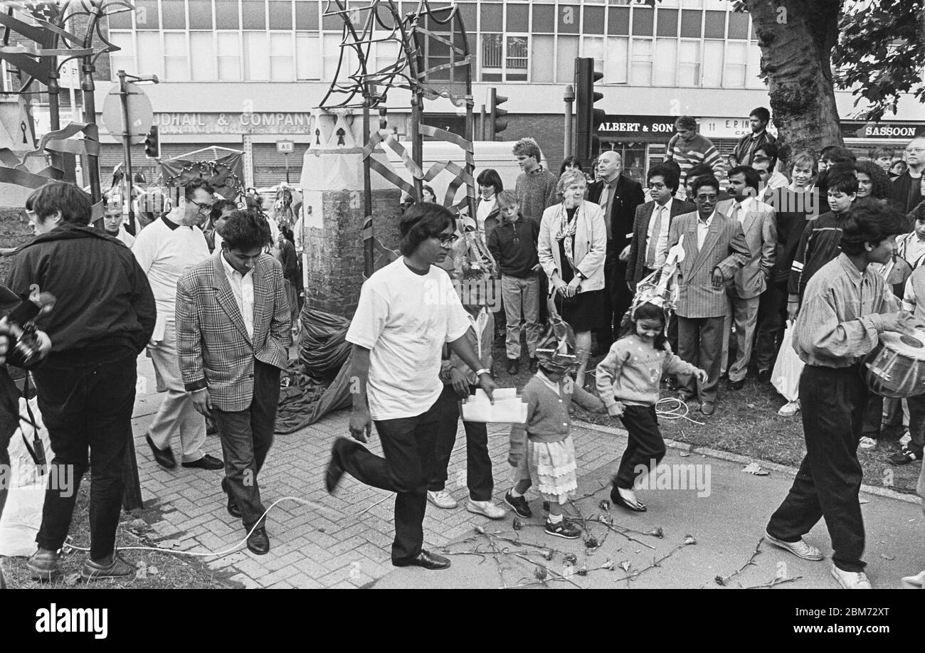 14/45/28 Altab Ali Arch unveiling 1989 Stock Photo - Alamy