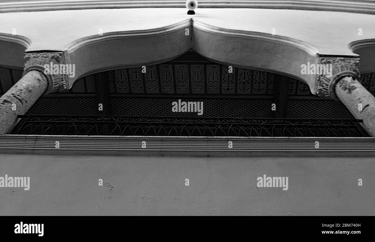 Ogee arch hi-res stock photography and images - Alamy