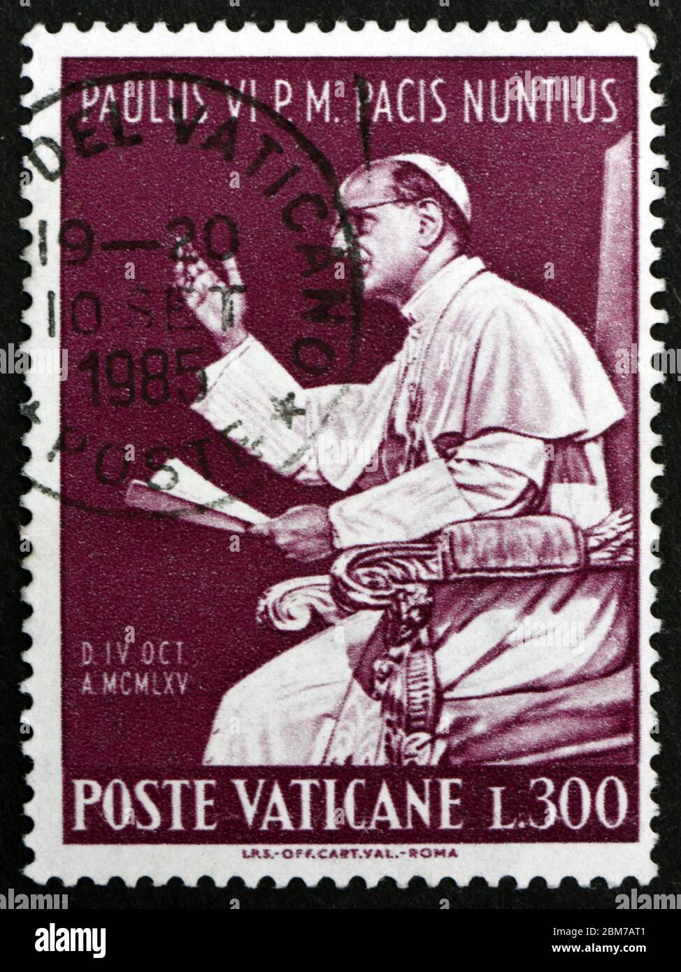 VATICAN - CIRCA 1965: a stamp printed in Vatican shows Pope Paul VI Addressing UN Assembly ...