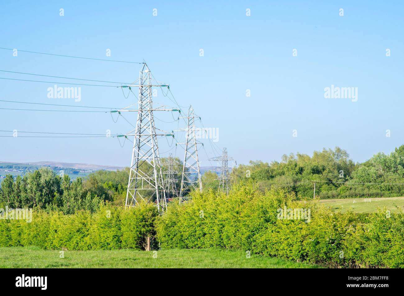 Electricity pylons in England - English pylons power tower fields field ...